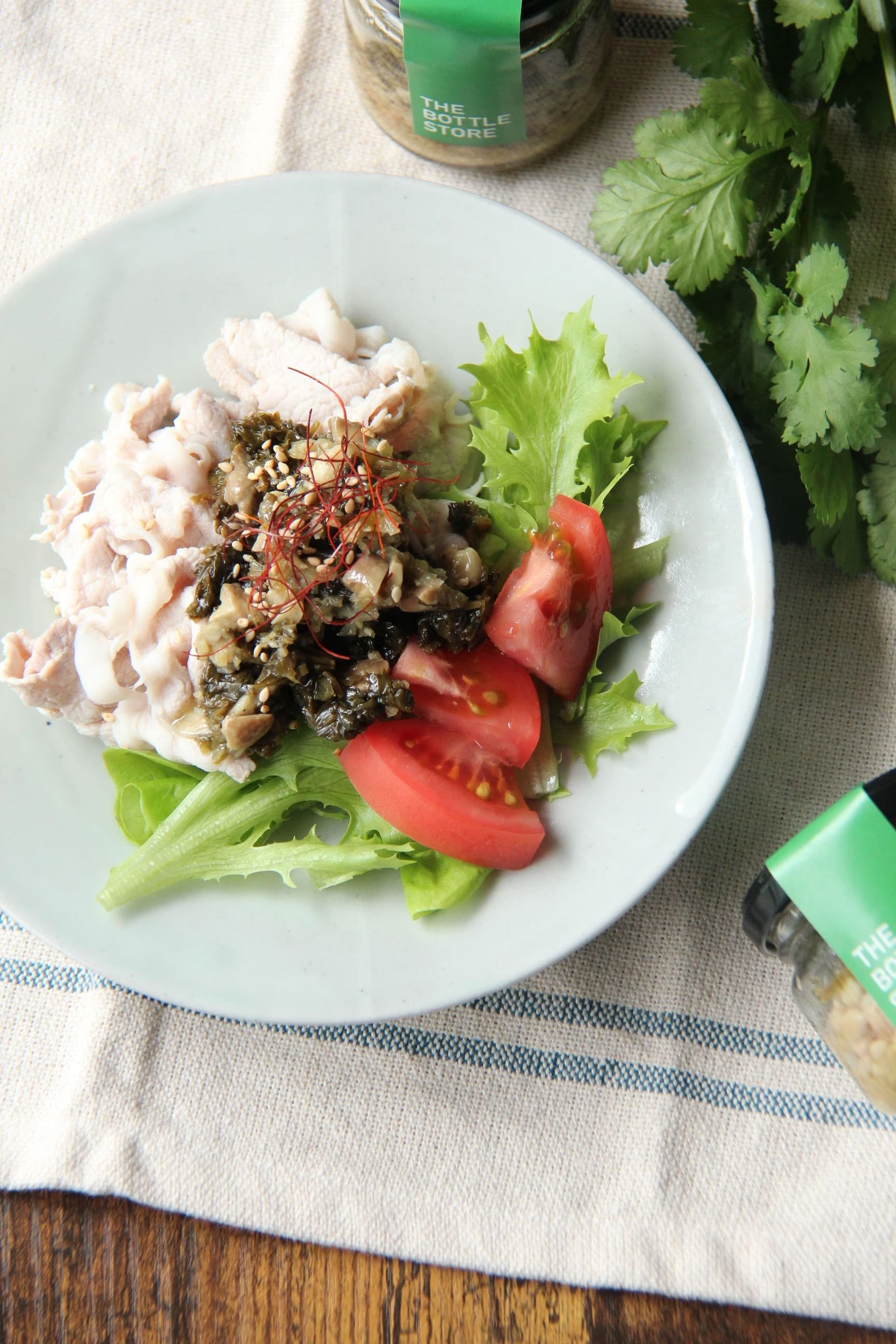 豚しゃぶサラダのパクチーラー油のせ – the bottle store