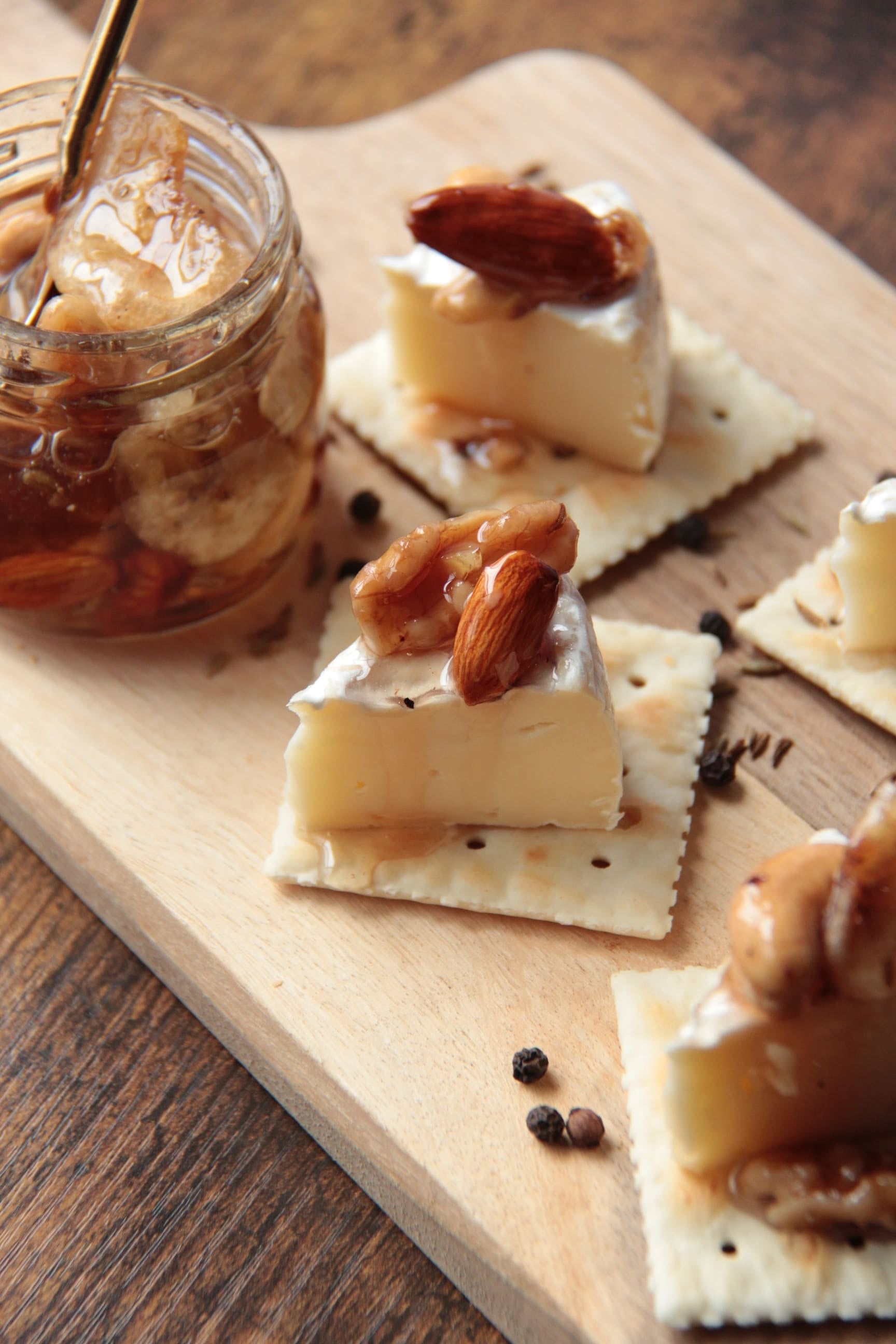 ミックスナッツのはちみつ漬けとチーズのカナッペ – the bottle store